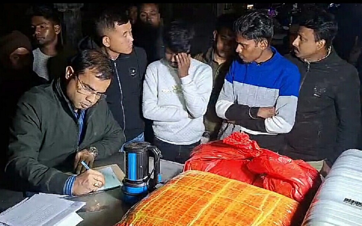 গাঁজাসহ দুই পাচারকারী গ্রেফতার - Purbottar