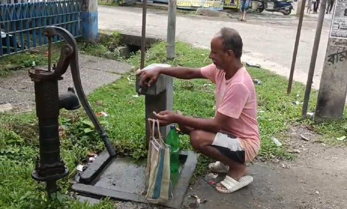 বিকল পানীয় জলের পাম্প, চরম সমস্যায় পৌরবাসী - Purbottar